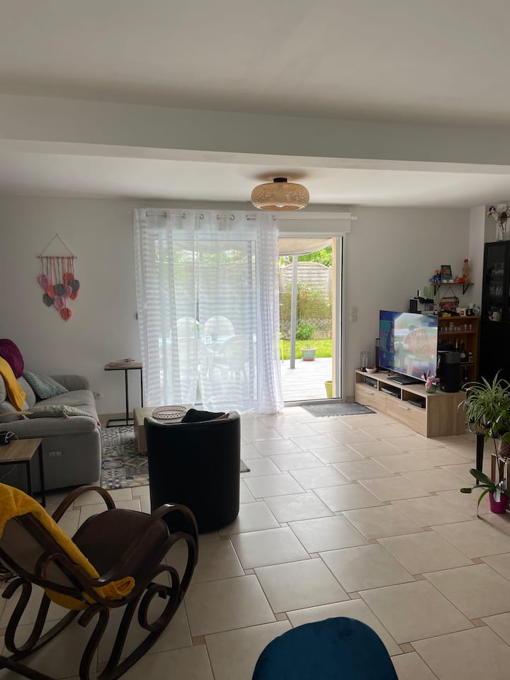 Jolie Chambre Dans Belle Et Calme Maison Familiale - Chambly
