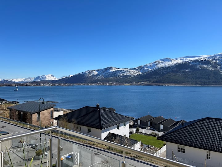 Rekkehus M/nydelig Utsikt.3 Sov. 5 Min Fra ÅLesund - Ålesund