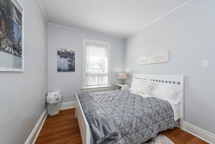 Relax Friends At 583 Dufferin St Room 4 - Toronto