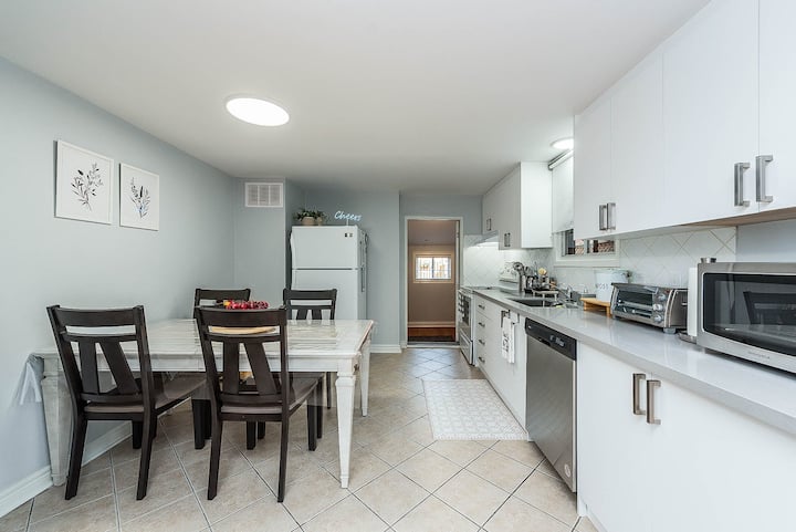 Relax Friends At 583 Dufferin. Room 3 - Toronto