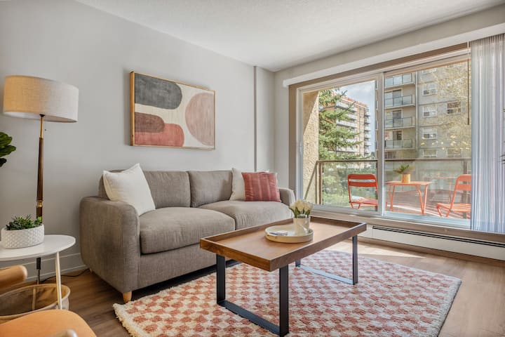 Peaceful & Trendy | Downtown | Parking & Gym! - Calgary