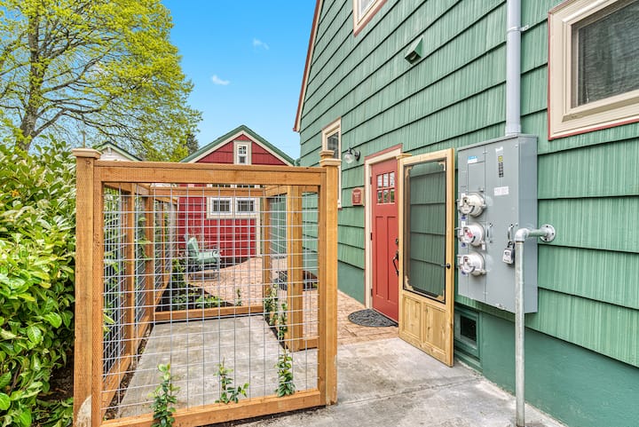 Sunny & Stylish 2br Flat – Heart Of Beaumont - Portland, OR