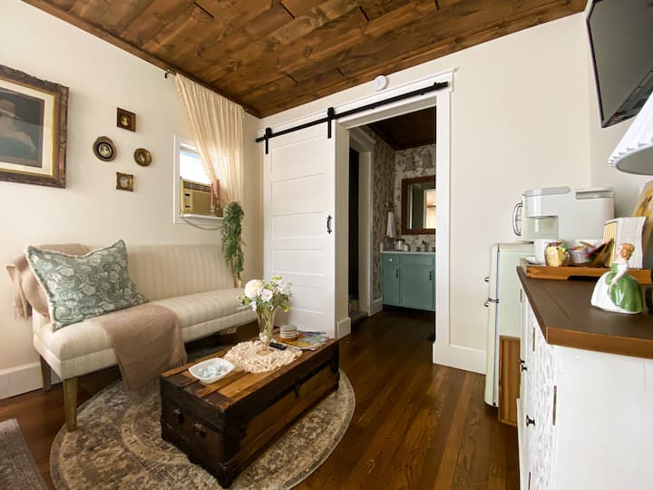 1br/ba In Historic Park Ave Home - Winter Park, FL