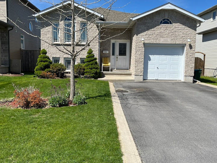 Big & Charming Bungalow Getaway - Kingston, Ontàrio, Canadà