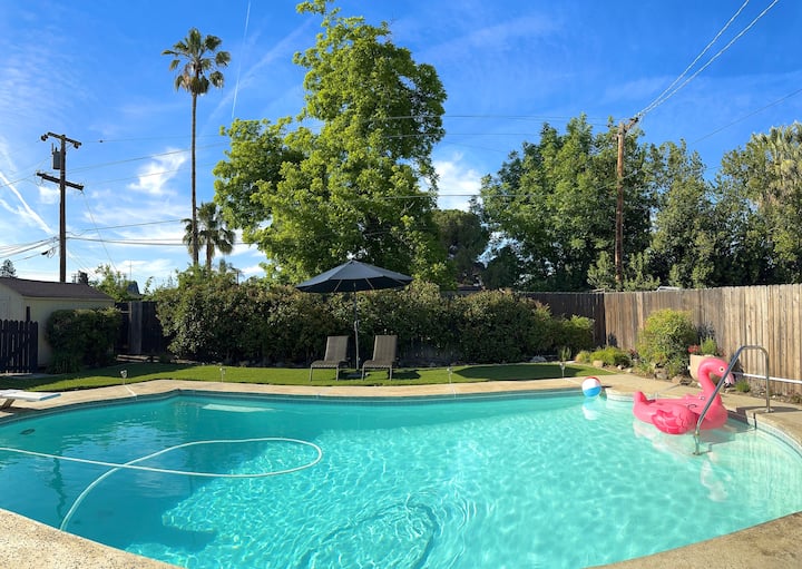 Vibrant Home With Pool - Bakersfield