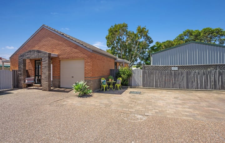 Immaculate 3 Bdrm Villa. Close To Shops & Beaches - Mount Hutton