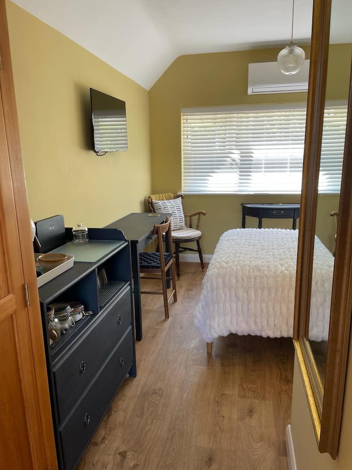 Self Contained Double Room With Parking - Petersfield