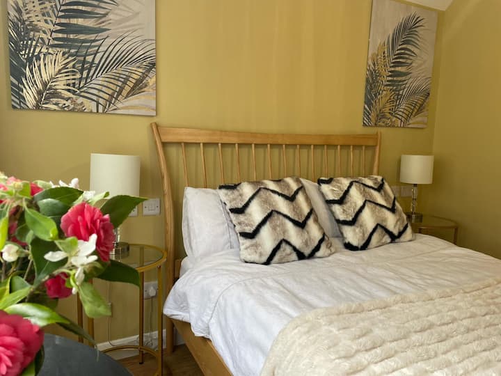 Self Contained Double Room With Parking - Petersfield