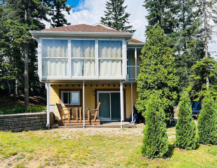 Chalet Jaune De La Plage Wilson Au Lac Saint-jean - Alma