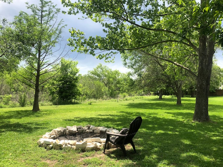 Beautiful Home - Huge Yard - Great Location - Buda, TX