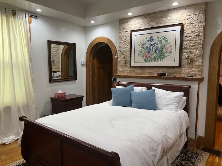 Hidden Suite With Luxury Bath Near Campus - Iowa City, IA