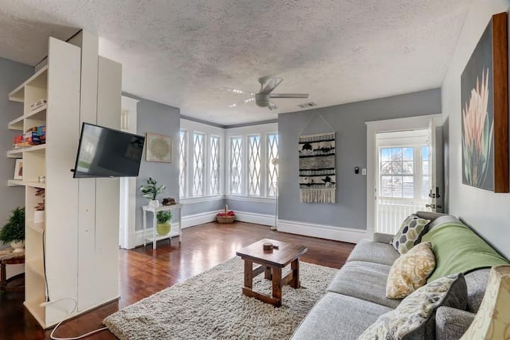Charming 1bd Apt W/ Loft In Montrose 4-plex - Bayou City Art Festival