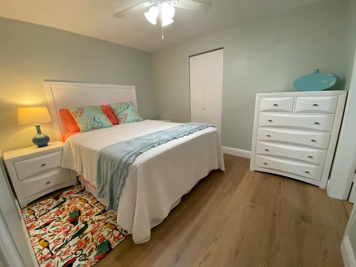 Beachy 1 Bedroom | Downtown | Walk Everywhere - St. Petersburg, FL