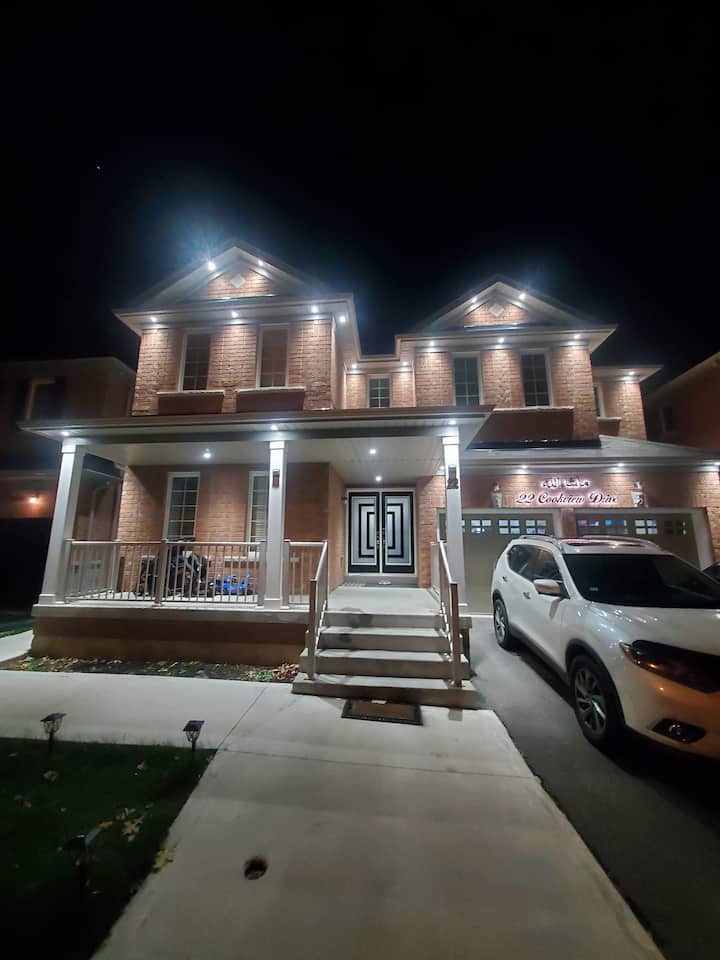 4 Bedroom House In Brampton - ブランプトン