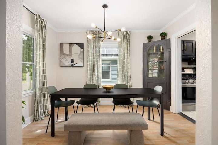 Cozy Mid-century Oasis W/ 2 King Beds - Peoria, IL
