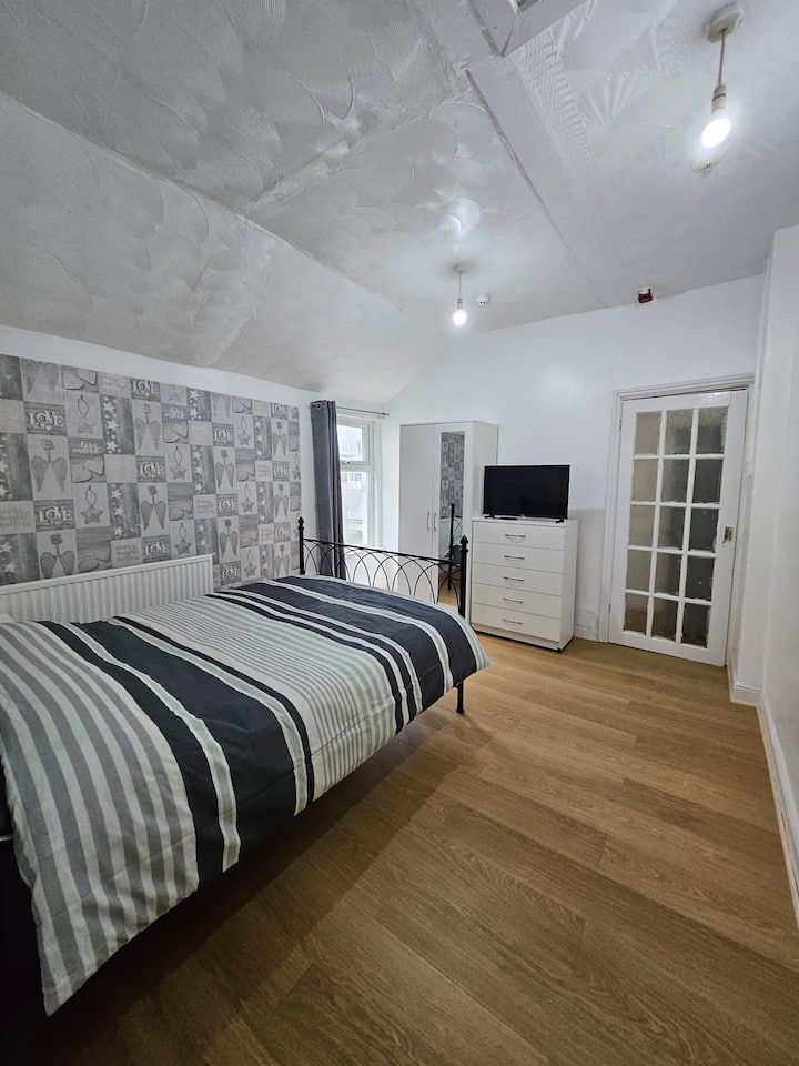 No Frills & Nothing Fancy 1 Bed Studio City Centre - Cardiff