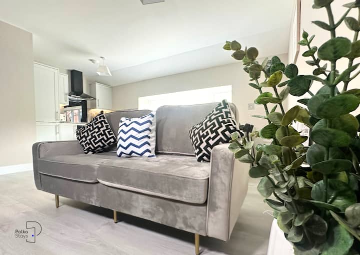 Hanley Suite By Polkastays - Stoke-on-Trent