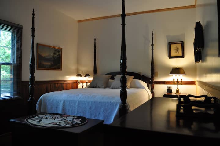 1850s Log Cabin, Modern Comforts - Weaverville, NC