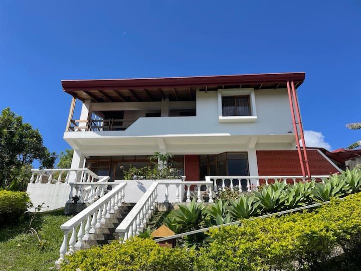 Casa Amplia Con Vista A La Ciudad De Turrialba - Turrialba