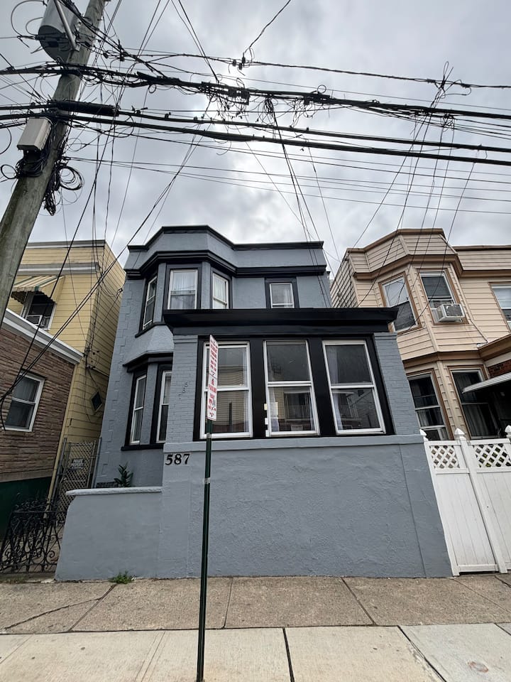 | Cozy| Quiet| Two-bedroom First Fl- (Near Nyc) - Queens, NY