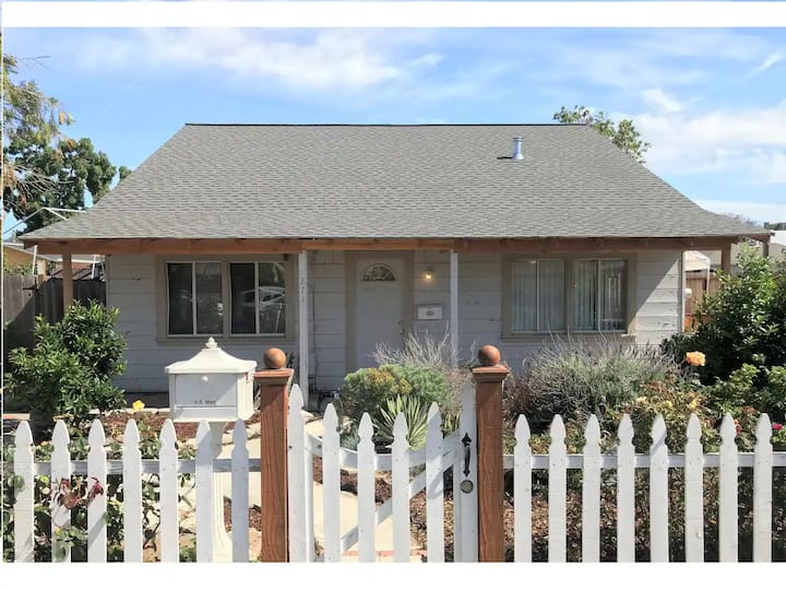 Cozy 2 Bedroom House With Front Yard+gated Parking - Fremont, CA