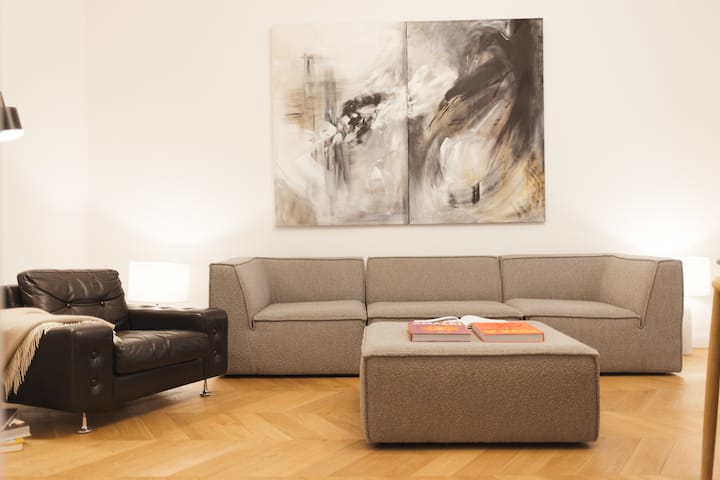 Elegant Urban Retreat: Luxurious Design Apartment - Trieste