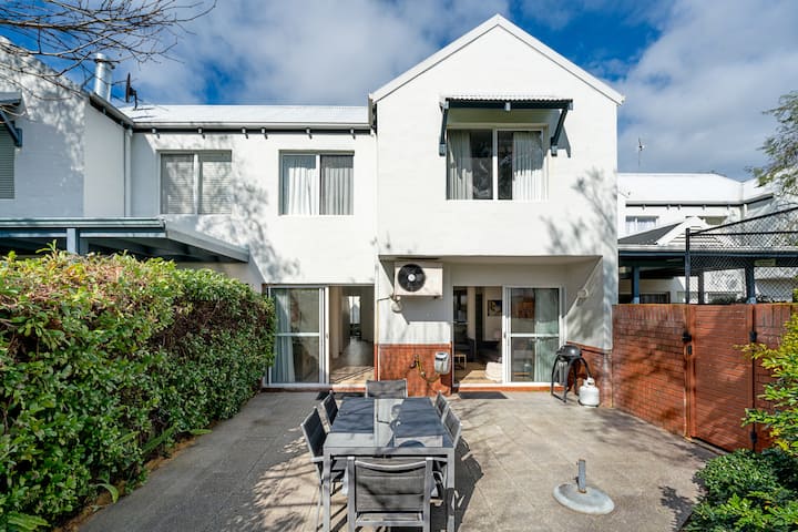 Abby's Villa - 3br  | Pool | Tennis | Family - Broadwater