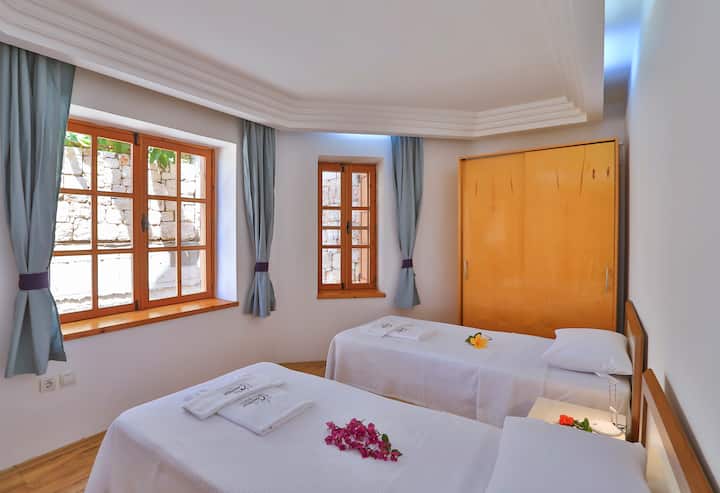 Merkezde 2+1 Taş Ev İçInde Daire - Kaş