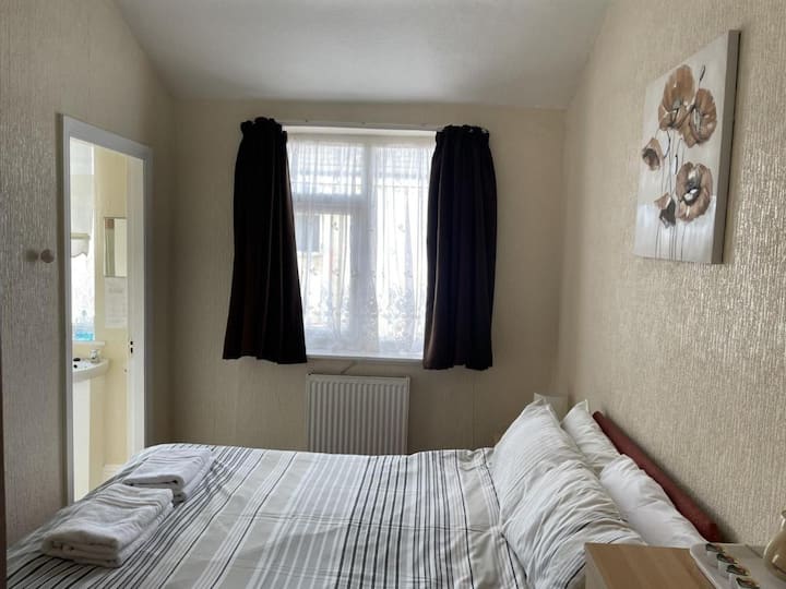 Double Room 6 In Lovely Hotel By Pleasure Beach - Lytham St Annes