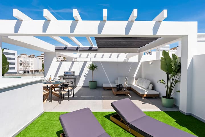 High-end Rooftop Penthouse Near City & Beach - Estepona