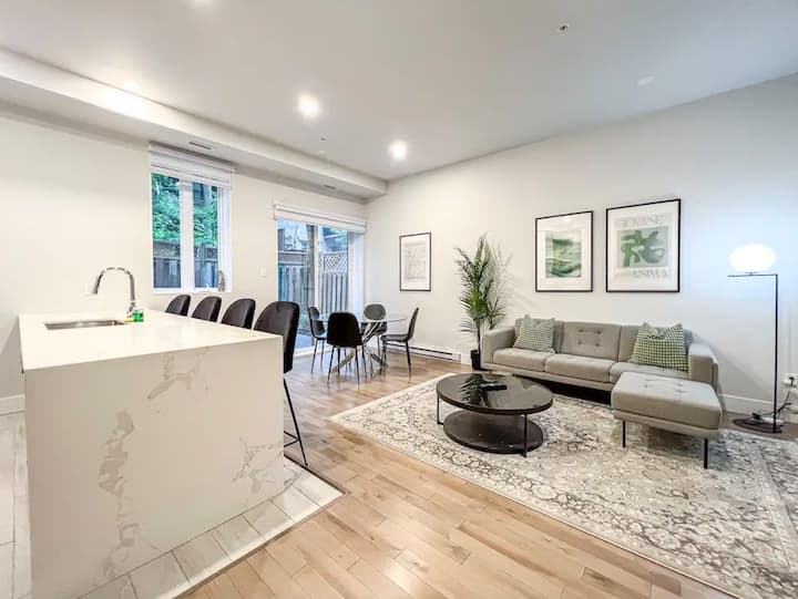 Impressive Rare-gem With A Deck 3br - Modern Condo - Montreal