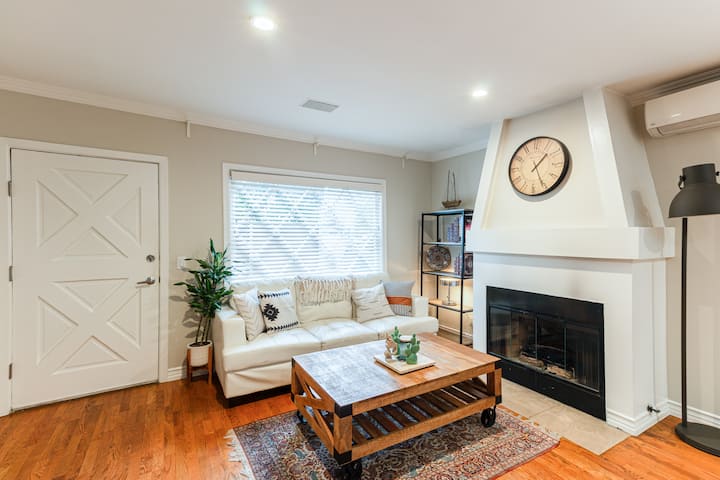 Cute Bungalow House In The Heart Of Weho - Beverly Hills, CA