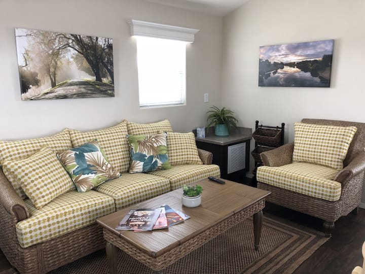 Deluxe "Riverside" Vacation Bungalow - Stockton, CA