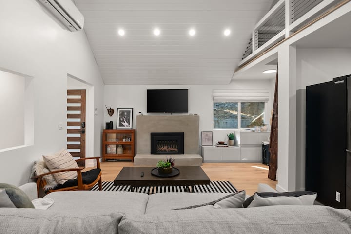 Modern Pet-friendly Treehouse • Fire Pit & Bbq - Crestline, CA