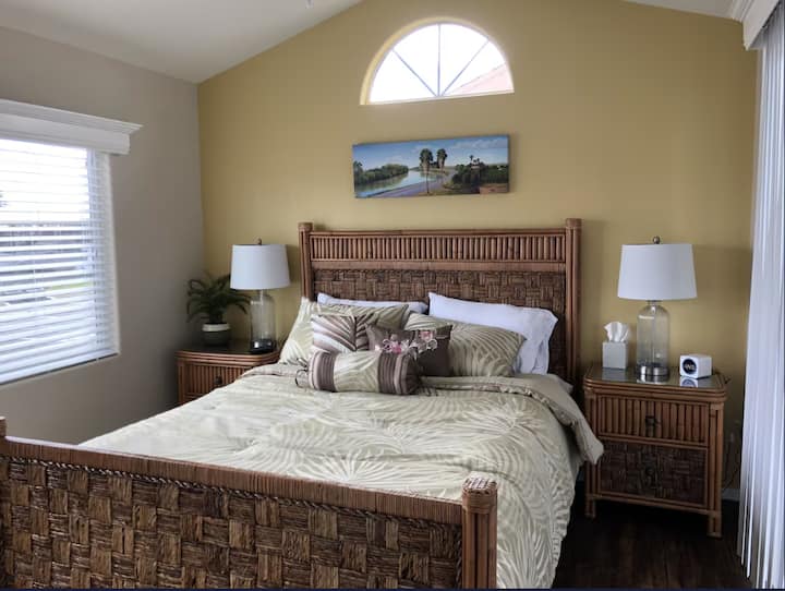 Deluxe "Waterfront" Vacation Bungalow - Stockton, CA
