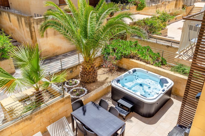 Fort Villa Retreat: Jacuzzi, Pools, 2 Min To Ferry - Malta