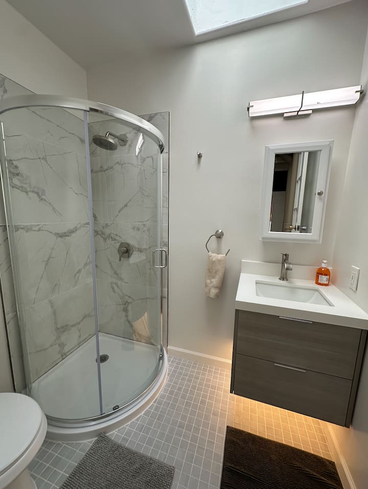 Cozy Home In A Quiet Neighborhood With Parking! - San Francisco, CA