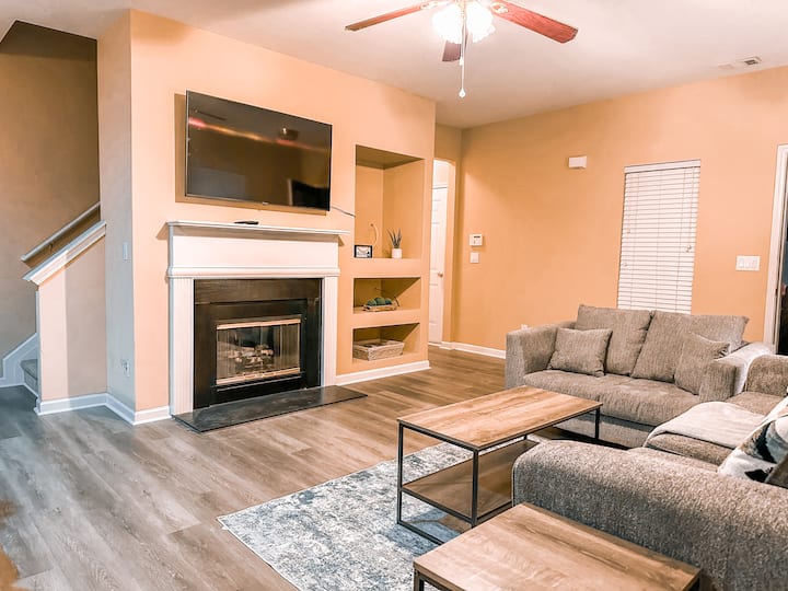 Raven Rock - Cozy And Spacious Home - Kennesaw, GA