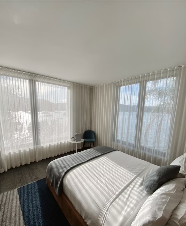 Luxury Waterfront Queen Room - Scotland Island