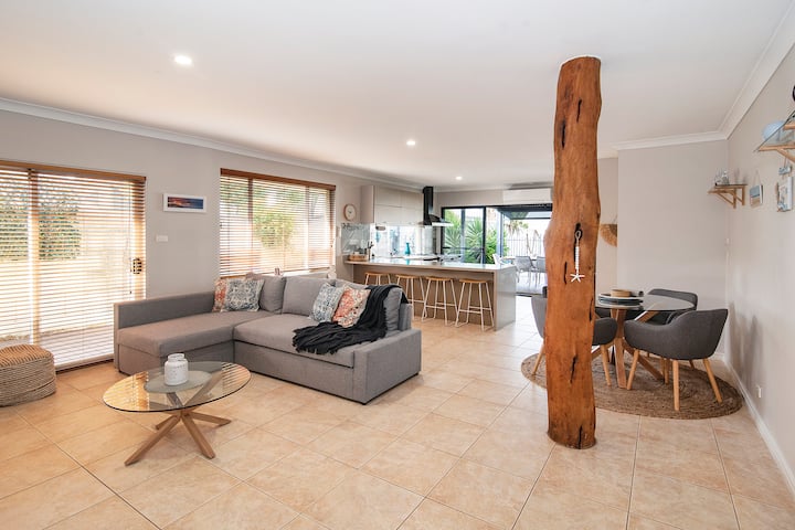 Happy Daze Beach House- Pool - Broadwater