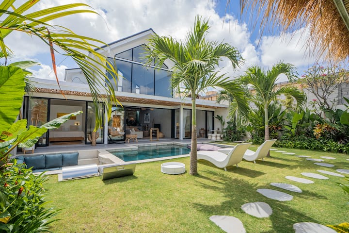 Tropical Palms Villa - 4br Villa In Kerobokan - Bali