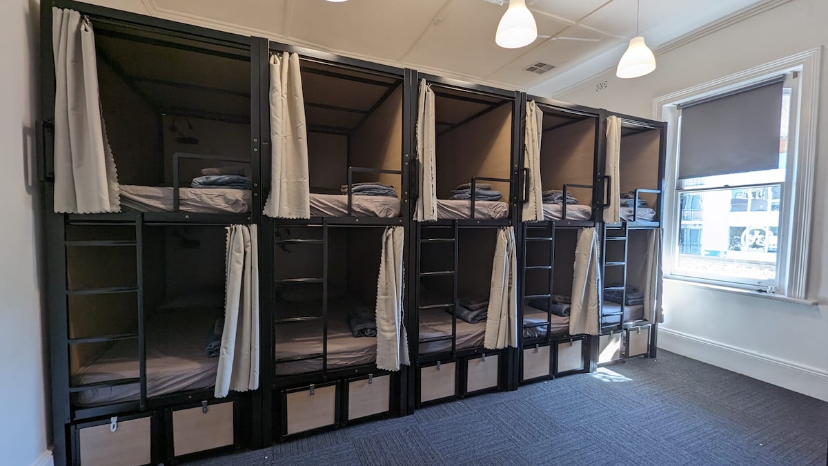 Pod Bed in 12-Bed Mixed Dormitory - Guesthouses for Rent in Adelaide ...