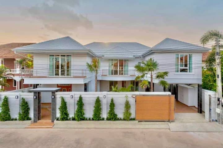 Luxurious 8 Bedroom Private Pool - 芭達雅