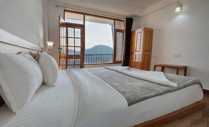 Room With A View & Balcony In Chail-koti, Shimla - Kufri