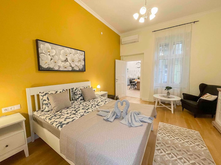 Stunning, Spacious Central Home With 3 Bedrooms - Budapest