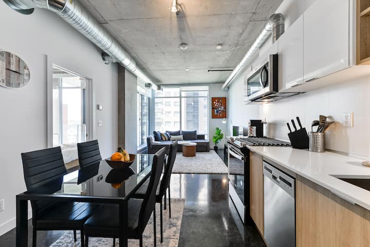 Contemporary Loft Inspired Downtown Condo - Calgary