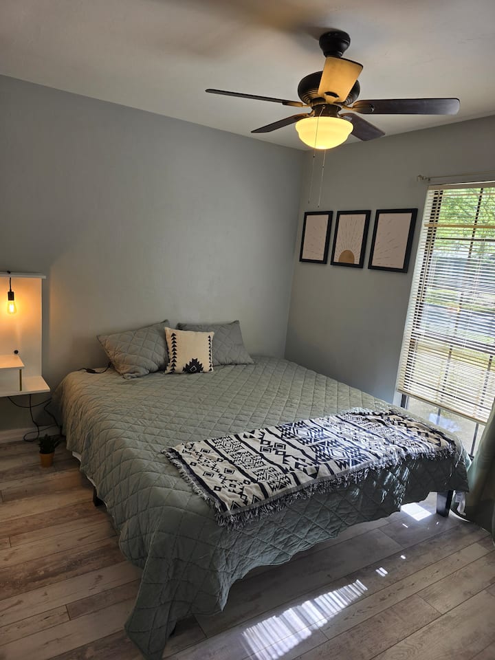 Cozy Vegetarian Friendly Room W/ Hottub - Gainesville, FL