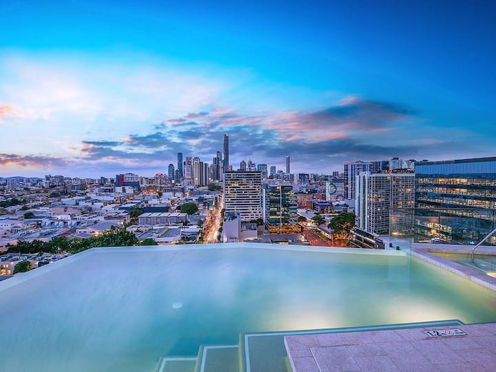 Walk To James St ~ Luxe Apt W/ Parking, Gym & Pool - Virginia