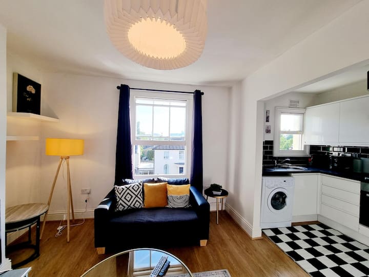 1 Bed Apartment -Near Tube/hospital/queen Mary Uni - London