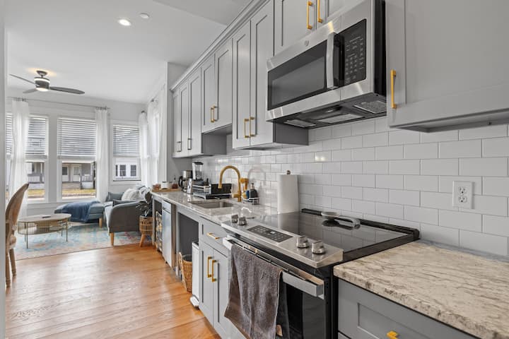 The Sanctuary ~ Central, Luxury New 2br ~ King Bed - Manchester, NH